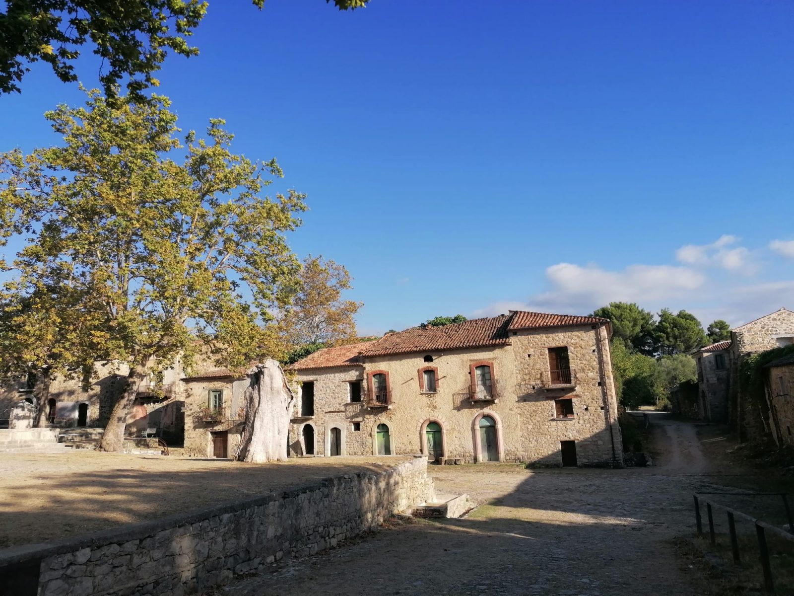 Roscigno Vecchia: l'affascinante "borgo fantasma" - SposIn Campania